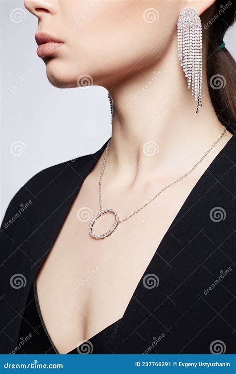 красивая молодая женщина с ожерельем Стоковое Изображение изображение