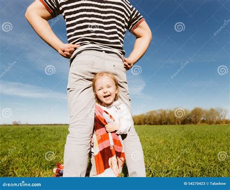 Papa En Dochter Die Pret Hebben Samen Stock Afbeelding Image Of Zijn