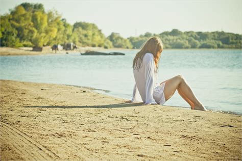 Девушки пляж лес