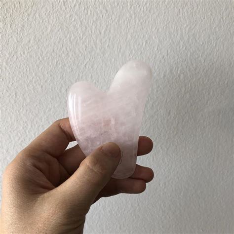 괄사 마사지 Gua Sha 얼굴 마사지 림프 마사지로 피부 관리하기