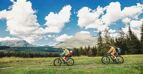 여름 자연 속에서 야외에서 자전거를 타는 어린 아이들과 함께 행복한 가족 사진 Unsplash의 데이 스카이 이미지