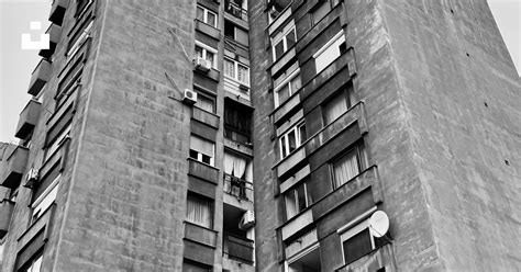 Um Edifício Alto Com Varandas Foto Imagem Grátis Sobre Edifício Na Unsplash