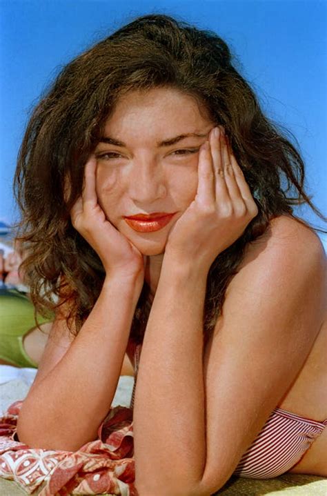 해변에 있는 갈색 머리 여자의 초상화 · 무료 스톡 사진