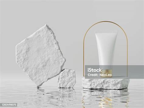 골든 아치가 달린 거친 조약돌 플랫폼에 골든 캡이 달린 3d 렌더 화이트 코스메틱 크림 튜브 항아리 모던 스킨 케어 제품 프리젠 테이션 최소한의 빈 패키지 모형 상업