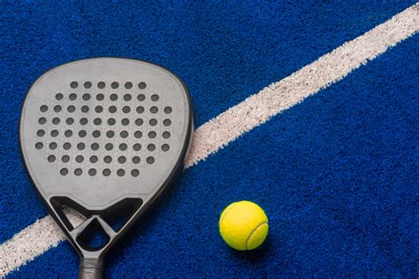 검은색 프로 패들 테니스 라켓과 파란색 배경에 공이 있다 수평 스포츠 테마 포스터 인사말 카드 헤더 웹 사이트 및 앱 0명에 대한 스톡 사진 및 기타 이미지 Istock