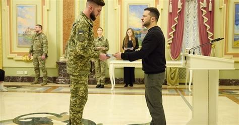 Зеленський вручив сертифікати на житло Героям України