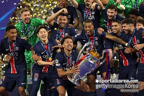 호날두도 울고 갈 위치선정 이강인 0분 출전에도 亞 최초 대기록psg 센터에서 첫 챔피언스리그 우승 트로피 들었다