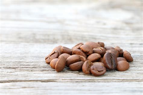 오래된 나무 배경에 커피 콩 흰색 나무 테이블에 커피 콩을 구워 커피 곡물 공간을 복사합니다 0명에 대한 스톡 사진 및 기타 이미지 Istock