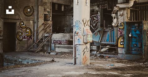 파란색 기계 옆에 흰색 콘크리트 기둥이 있는 건물 사진 Unsplash의 무료 그라피토 이미지