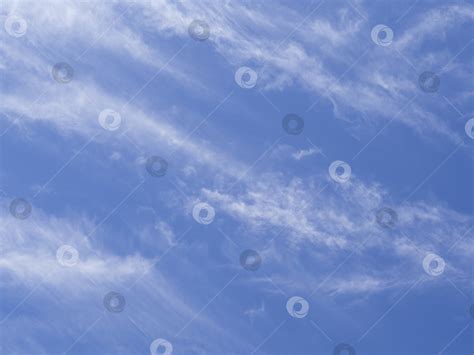 Абстрактный нежный бело голубой фон Яркое красивое голубое небо с мягкими облаками в качестве