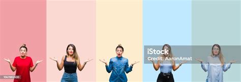 콜라주 다채로운 줄무늬에 아름 다운 젊은 여자의 팔과 손을 제기 배경 우 둔 하 고 혼란 스 러 워 식 고립 의심 개념입니다 갈색 머리에 대한 스톡 사진 및 기타 이미지