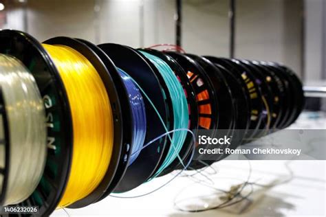 3d 프린터에서 인쇄하기위한 필라멘트가있는 다채로운 플라스틱 Pla 및 Abs 스풀의 측면보기 0명에 대한 스톡 사진 및 기타 이미지 Istock