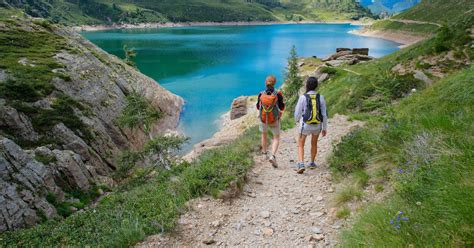 산에서 하이킹을 하는 동안 두 친구가 고산 호수 근처의 길을 걷고 있다 사진 Unsplash의 비포장 도로 이미지