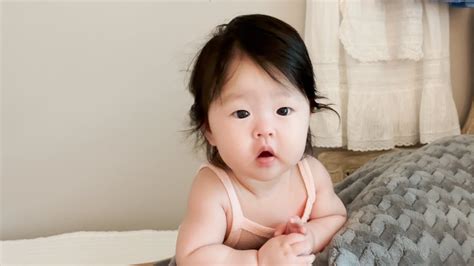 더 넓어진 우리 딸의 세상 뒤집기와 함께 더 큰 방으로의 이사 생후 5개월 Youtube