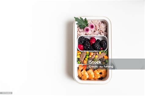 밥 야채 조 림 라즈베리 소고기 새우 흰색 바탕에 건강 한 균형 잡힌 도시락 상자 평면도 사무실 개념에 대 한 가정 음식 0명에 대한 스톡 사진 및 기타 이미지 Istock