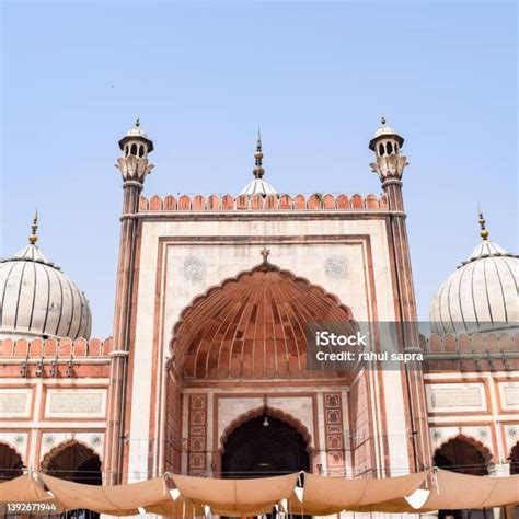 람잔 시즌 동안 델리에있는 그레이트 프라이데이 모스크 의 장엄한 건축물 인도에서 가장 중요한 모스크 자마 마스지드 모스크 델리 6의 구시 가지 인도 0명에 대한 스톡 사진