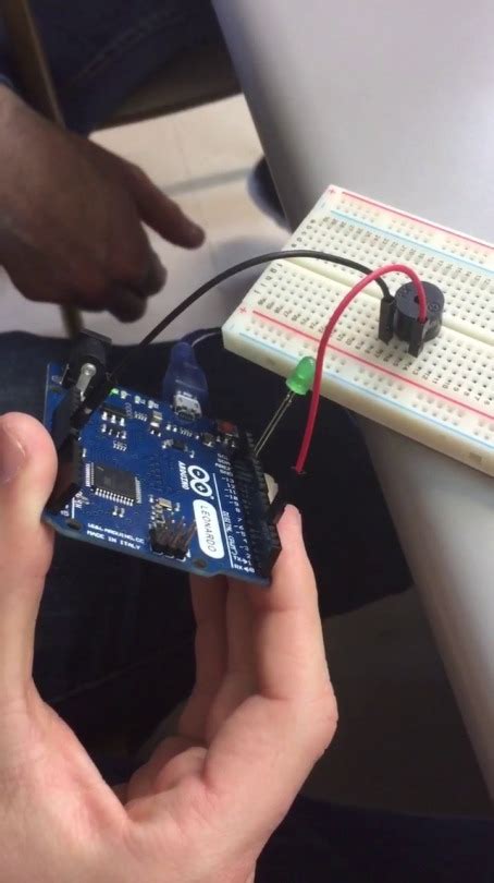 Programa Arduino Práctica Inventada Generando Sonidos Con Buzzer Incluyendo Un Led Se