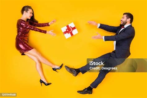 상단 위의 높은 각도 전체 길이 프로필 측면 사진 결혼 한 커플 학생 축 하 142 월 던져 캐치 화이트 기프트 박스 착용