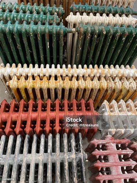 매립장 창고에 저장된 구식 주철 라디에이터 컬렉션의 전체 프레임 이미지 고가보기 0명에 대한 스톡 사진 및 기타 이미지 0명 간척지 개체 그룹 Istock