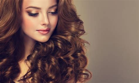 زن جوان و موهای قهوه ای با موهای حجیم مدل زیبا با مدل موهای بلند 1565104