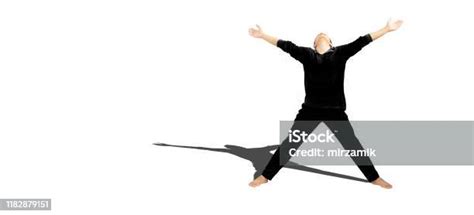 활동적인 운동을하고 자신의 그림자와 함께 흰색 배경에 고립 된 포즈를 취하는 활동복 복장의 남성 십대의 전체 길이 샷 그림자에