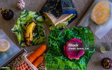 환경적으로 안전한 밀랍 랩 재사용 가능한 지퍼록 및 메쉬 토트 백으로 포장된 과일과 채소 친환경 주방 제품 제로 폐기물 지속 가능한 플라스틱 무료 라이프 스타일 음식에 대한