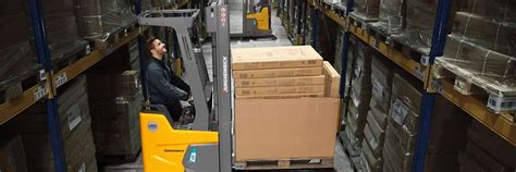 Stacker คืออะไร ประโยชน์ของรถสแตกเกอร์ เพิ่มพื้นที่จัดเก็บในแนวตั้ง