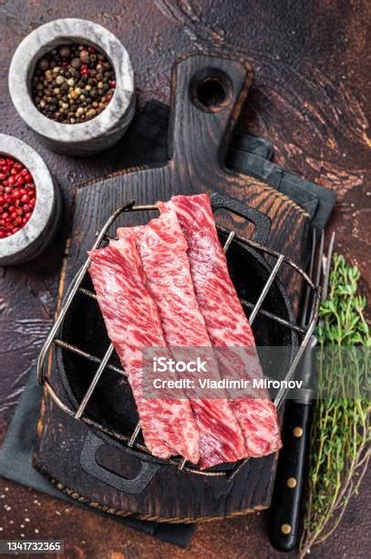 야키니쿠를 위한 그릴에 프리미엄 생 슬라이스 와규 쇠고기 A5 스테이크 일본 음식 어두운 배경 위쪽 보기 검은색에 대한 스톡 사진 및 기타 이미지 Istock