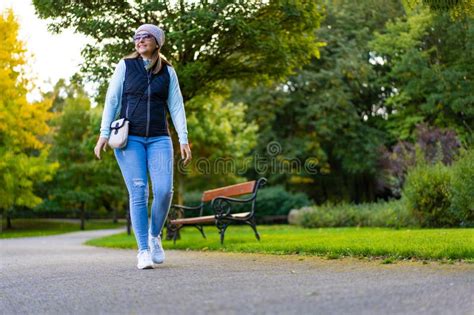 Estilo De Vida Saludable Mujer Caminando En El Parque De La Ciudad