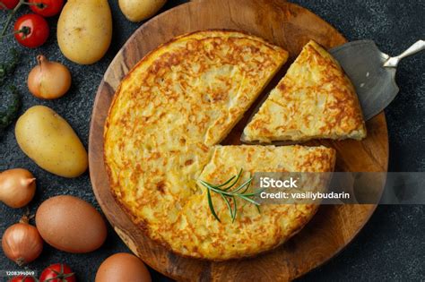 감자와 양파 전형적인 스페인 요리와 스페인 오믈렛 토르티야 에스파놀라 소박한 어두운 배경입니다 맨 위 보기 건강한 식생활에 대한 스톡 사진 및 기타 이미지 Istock