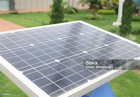 태양 전지 또는 태양광 셀은 물리적 화학적 현상 태양광 효과 의해 전기로 직접 빛의 에너지를 변환 하는 전기 장치 0명에 대한 스톡 사진 및 기타 이미지 Istock