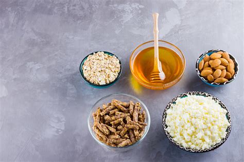 건강한 다이어트 아침 식사 건강한 아침 식사를위한 재료 오트밀 그래놀라 꿀 아몬드 코티지 치즈 회색 배경에 홈메이드 그래놀라 맨 위 보기 0명에 대한 스톡 사진 및 기타