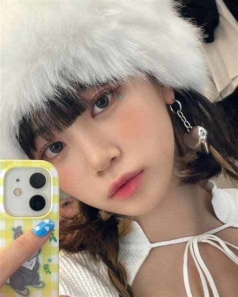 김채원 Chaewon On Instagram 이쁘지🤍 내 최애착장 Ünlüler Kızlar Kadın