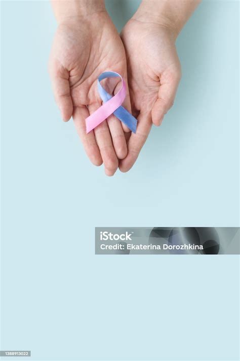 세계 갑상선의 날 청록핑크 블루로 갑상선암 인식 리본을 들고 있는 성인손 갑상선 문제 다낭성 질환 세계 암의 날 복사 공간이 있는 세로 사진입니다 Charitable