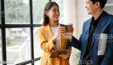 두 명의 사업가가 현대 사무실에 서서 커피 잔을 들고 성공 축하 새로운 프로젝트 팀 오피스 개념 20 24세에 대한 스톡 사진 및 기타 이미지 Istock