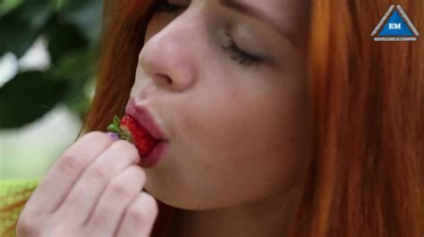 Как научиться правильно целоваться с языком взасос 13 14 лет видео уроки Coub