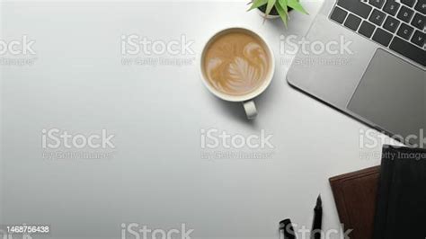 노트북 컴퓨터 커피 컵 화분에 심은 식물 노트북의 상위 뷰는 흰색 작업 책상에 있습니다 복사 공간이 있는 상위 보기입니다 커피 마실 것에 대한 스톡 사진 및 기타 이미지