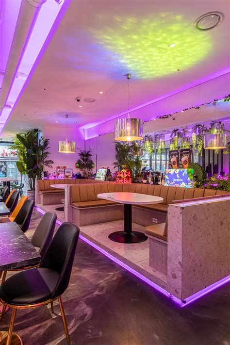 화려한 조명 포인트 70평 캐주얼 펍 인테리어 종로구 관철동