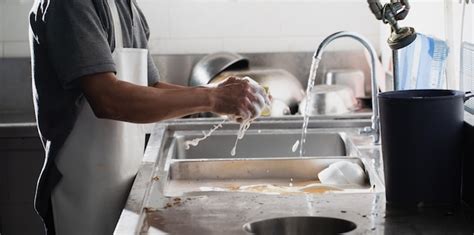Premium Photo Man Washing Dish In Sink At Restaurant People Are Washing The Dishes Too