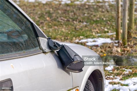 주차장에서 자동차 충돌 주차 손상 및 손상된 거울 자동차의 깨진 거울 0명에 대한 스톡 사진 및 기타 이미지 0명 거울 계절 Istock