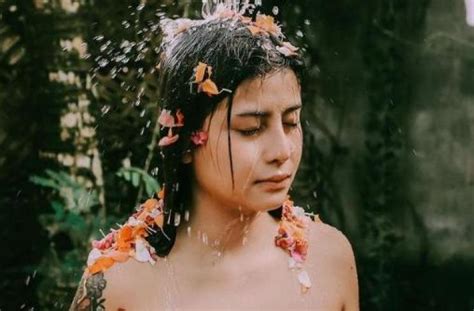 Viral Tulisan Awkarin Di Buku Tahunan Sma Pesan Kesannya Bikin Salfok