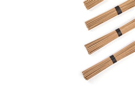 흰색 배경에 고립 된 국수 소바 전통 일본 음식 Text미니멀리스트 개념의 공간을 복사합니다 상단 보기입니다 플랫 레이