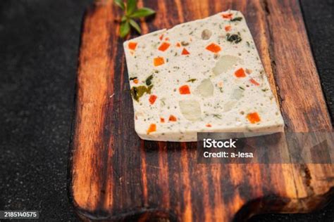 물고기 테린과 바다 가리비 산 자크 해물 신선한 맛좋은 식품 요리 맛있는 식도락가 음식 배경 테이블에 촌사람 같은 음식 평면도 사본 공간 케토 및 팔레오 다이어트