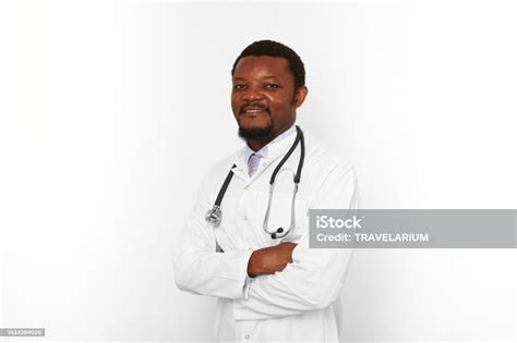 미소 짓는 검은 수염을 가진 의사 남자는 청진기 흰색 배경으로 흰 가운으로 팔을 건넜다 35 39세에 대한 스톡 사진 및 기타