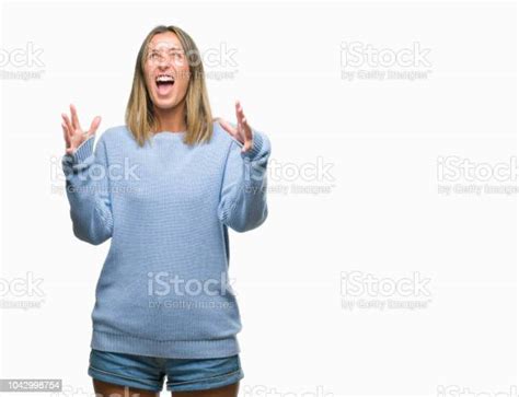 이상 겨울 스웨터를 입고 젊은 아름 다운 여자 배경 미친 절연 하 고 미친 소리 하 고 적극적인 식와 팔 발생 함 좌절