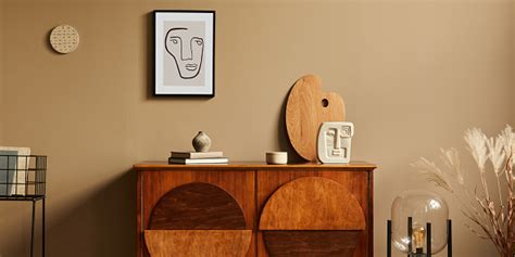 디자인 나무 Commode 램프 꽃병에 말린 꽃 독특한 장식 카펫 모의 포스터 프레임과 우아한 개인 액세서리와 세련된 인테리어 고전적인 집에 있는 현대적인 거실 0명에 대한