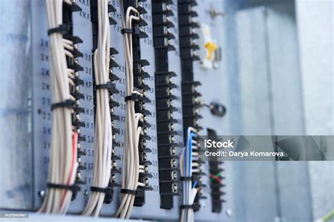 전기 제어판 전선은 잔류 전류 회로 차단기 및 전압 모니터링 릴레이에 연결됩니다 고품질 사진 0명에 대한 스톡 사진 및 기타 이미지 Istock