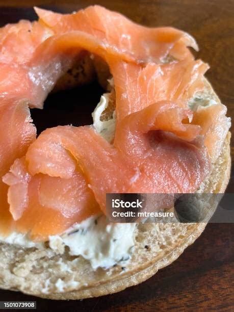 나무 도마에 크림 치즈와 훈제 연어로 덮인 신선한 베이글의 절반을 잘라낸 전체 프레임 이미지 높은 전망 전경에 초점 0명에 대한 스톡 사진 및 기타 이미지 Istock