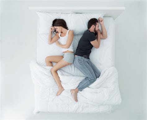 Paare Die Im Bett Schlafen Stockfoto Bild Von Lebensstil Verbunden
