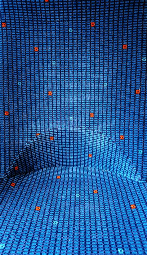 파란색 벽과 주황색 점이 있는 방 사진 Unsplash의 무료 체코 이미지